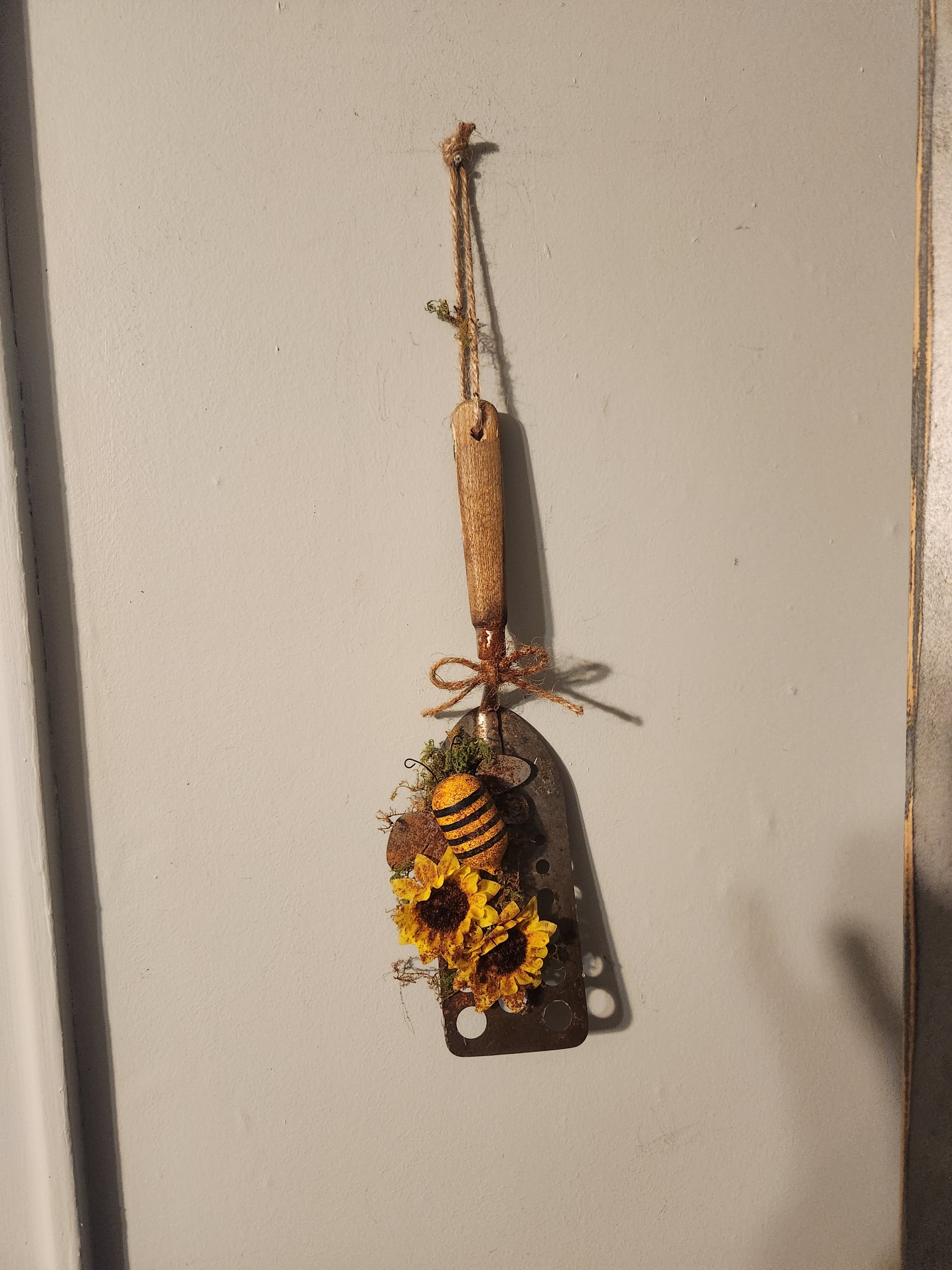 Vintage spatula with bee and sunflowers – Rusty Ole Primitives